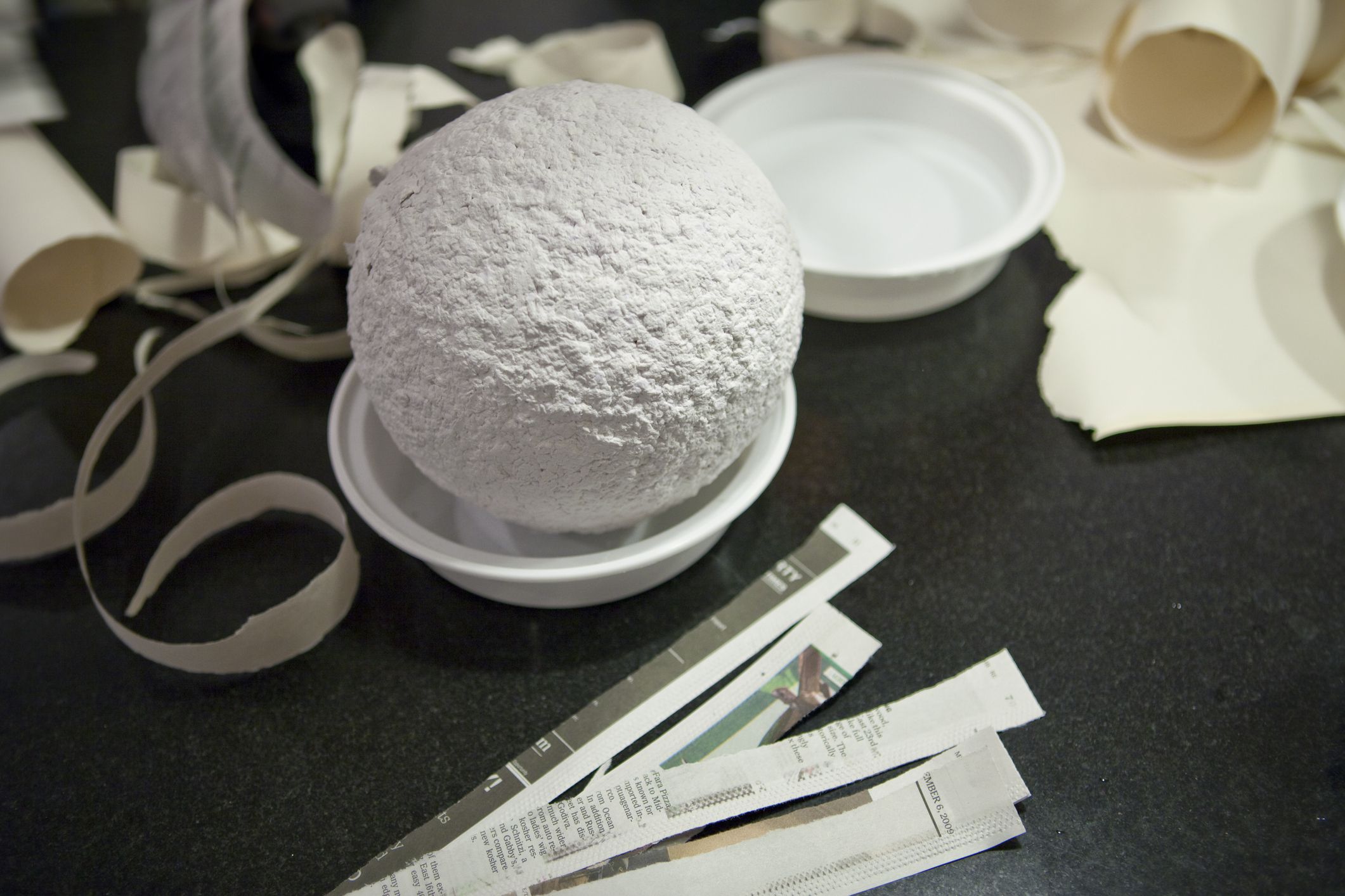 Paper mache supplies GettyImages 95891476 590266463df78c5456e90935 R seau Mom Artre