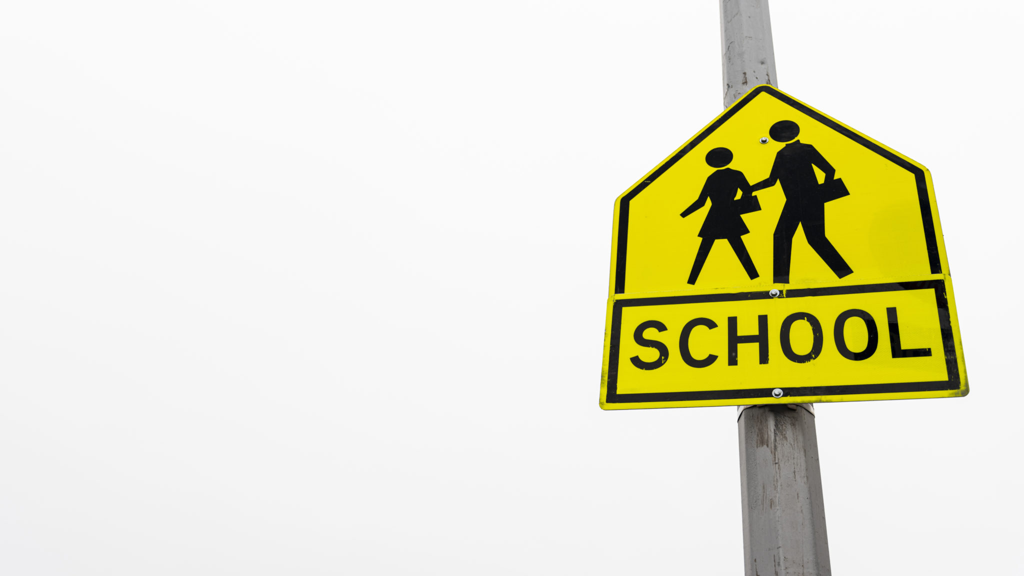 school-street-sign-with-copy-space - Réseau Mom'Artre